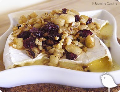 Brie fondant au sirop d'érable, aux pommes et aux noix - Jasmine Cuisine