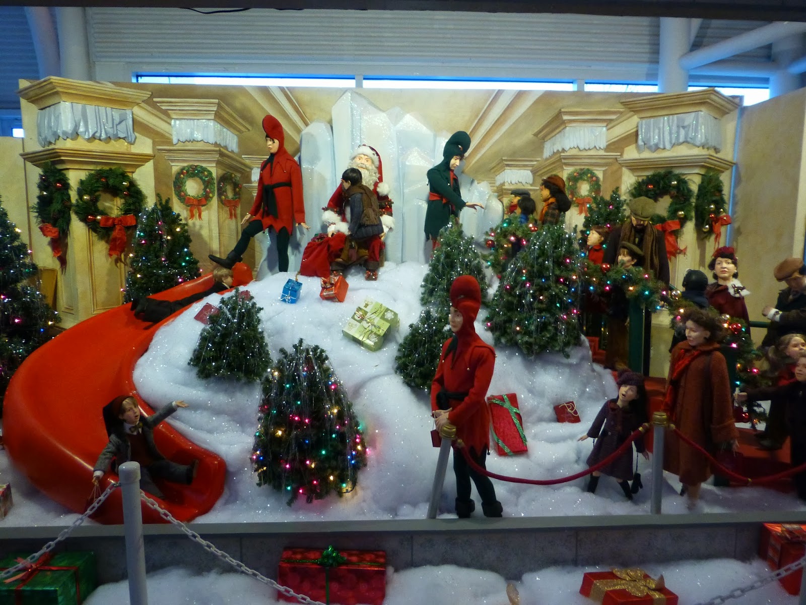 Theresa's Mixed Nuts: Visiting A Christmas Story Window Displays!