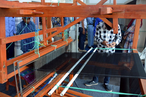 Alat Tenun Bukan Mesin (ATBM) ~ Budaya