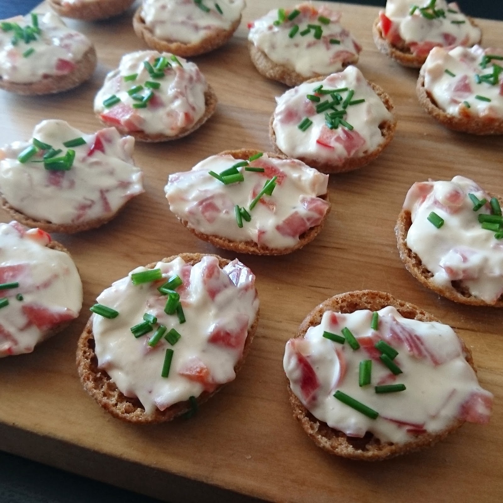 Made by Ankva: Ruisnapit meetvursti-piparjuuritäytteellä