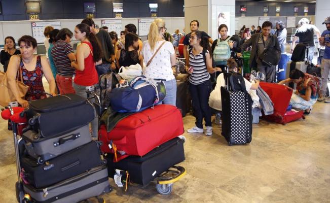 Varados, 200 mexicanos en aeropuerto en Madrid ~ QuePasaNACIONALES