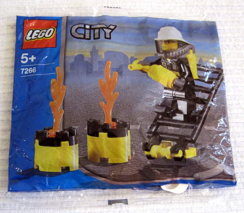 onetwobrick27: LEGO set database: set database: LEGO 7266 fireman