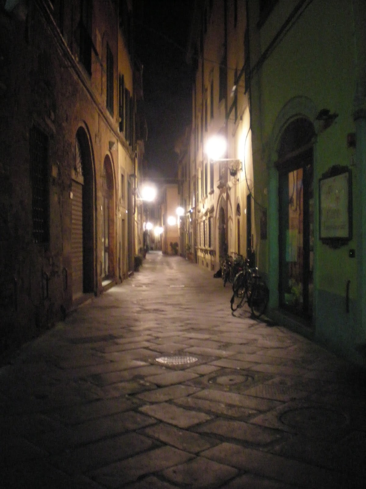 Un sardo in giro: Lucca di notte