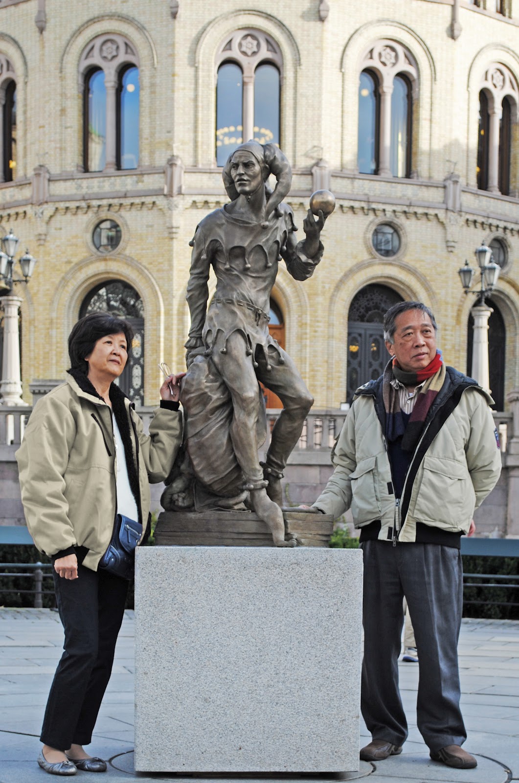SKULPTUR OG KUNST: Skulpturen "Hoffnarr" er nå på plass foran ...
