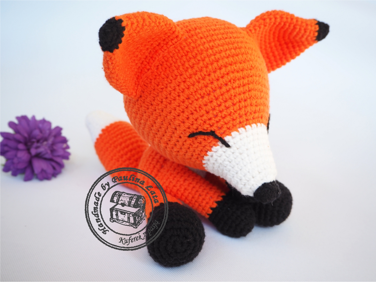 Kuferek z pasją: Śpiący lisek amigurumi