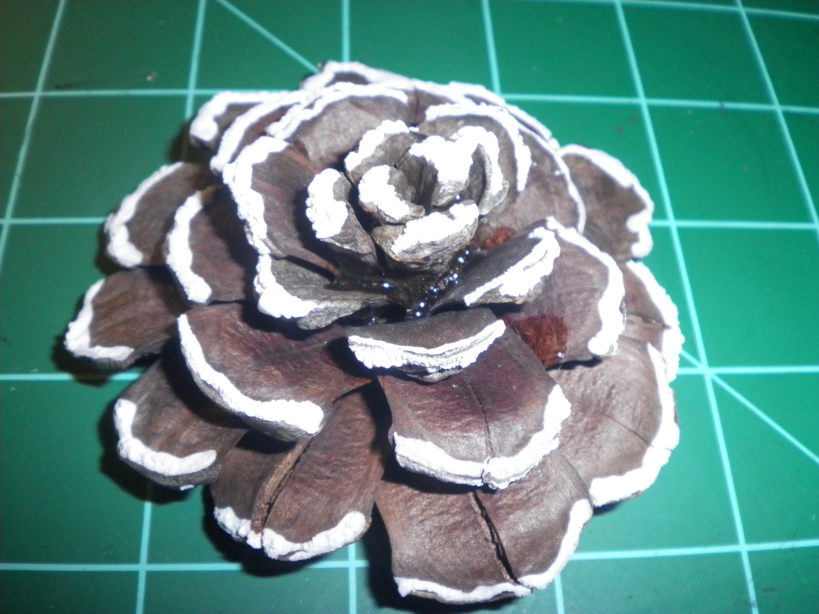 Leighs Creations: Pine Cone Roses Tutorial