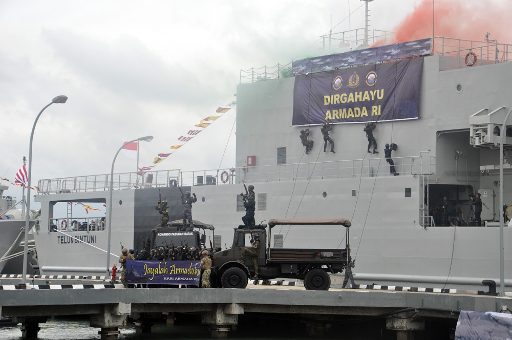 Garuda Militer: [Foto] Prajurit TNI AL Meriahkan Hari Armada 2016