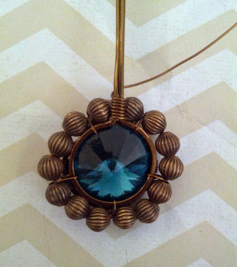 Malfait Luciu: Free Tutorial - Beaded Wire Rivoli Bezel