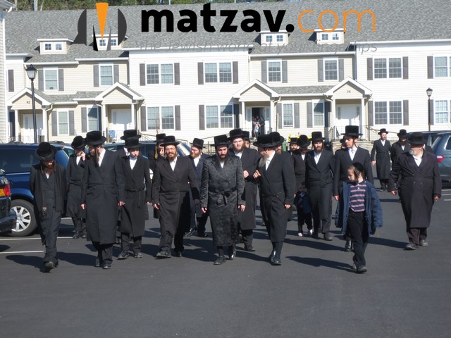 Hefkervelt : Rebbes son visits new Viznitz community in Lakewood