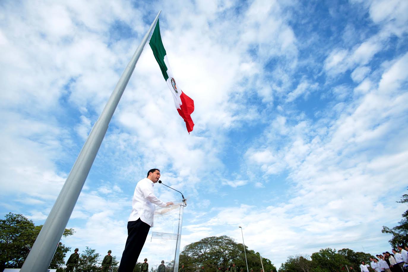 Ondea de nuevo la bandera monumental de México en Mérida