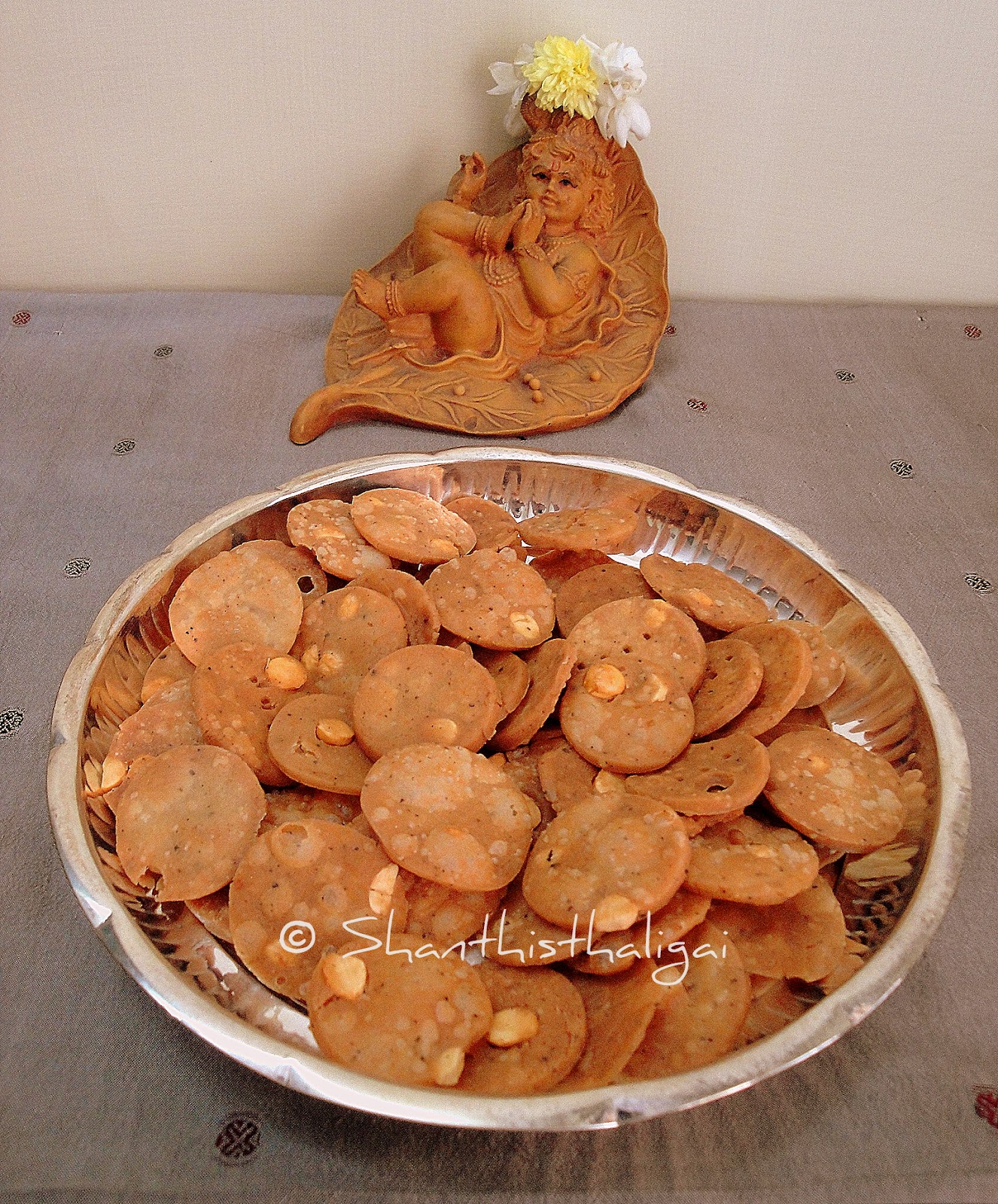 Shanthi Krishnakumar's cook book: BUTTON PEPPER THATTAI / PEPPER ...