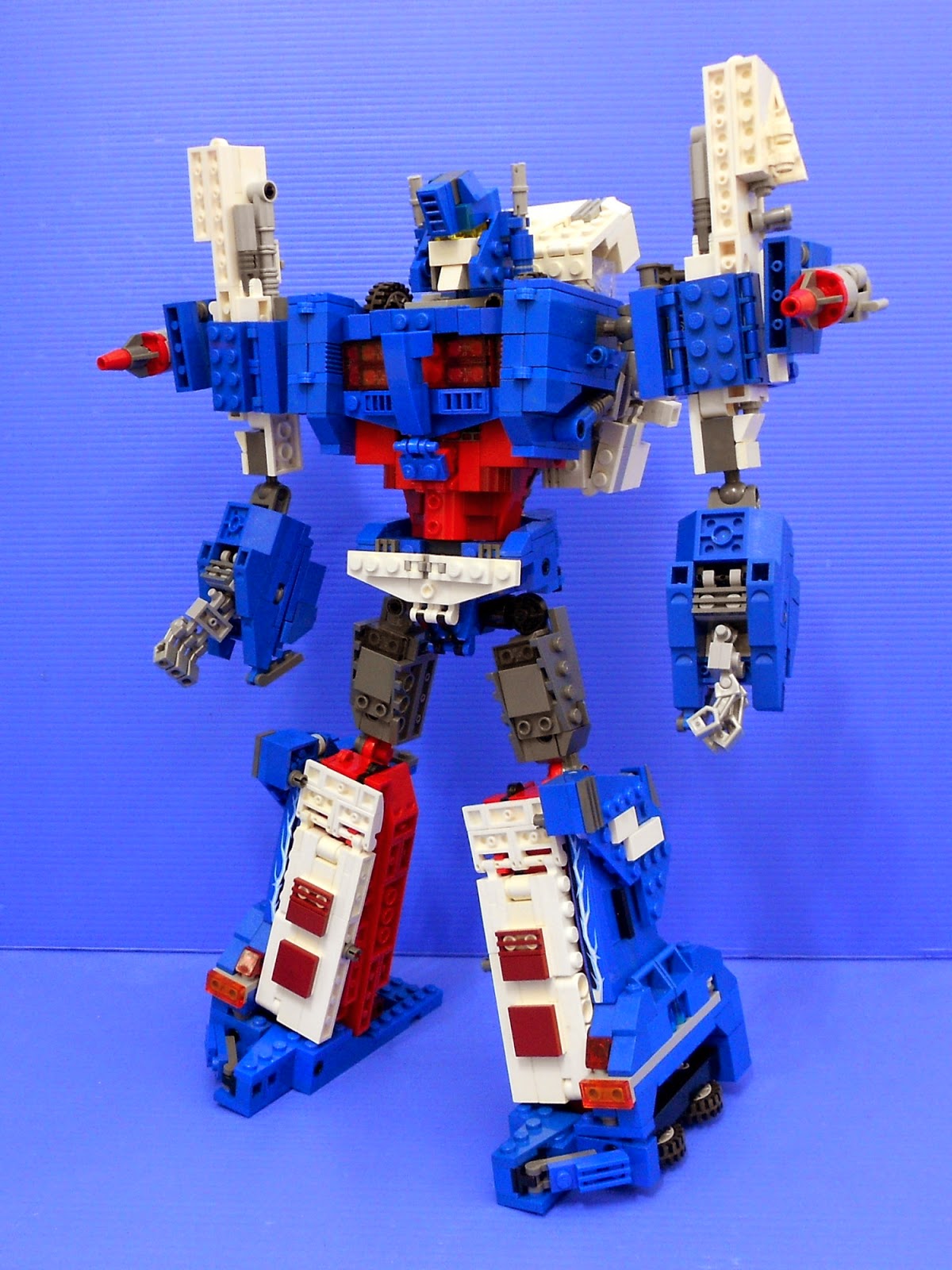 Alanyuppie's LEGO Transformers: LEGO Ultra magnus: Part 3 of 3 (Robot mode)