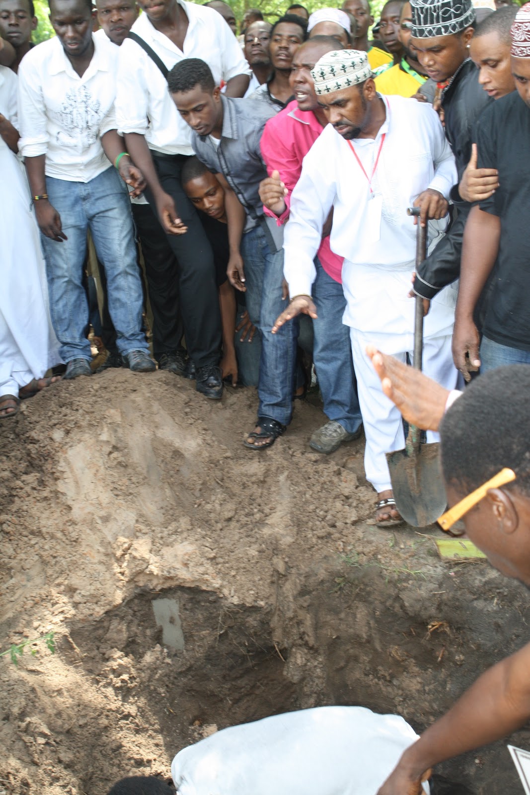 STRAIKA: TAZAMA MAPICHA YA KABURI LA SAJUKI NA 'FULL' MAPICHA YA ...