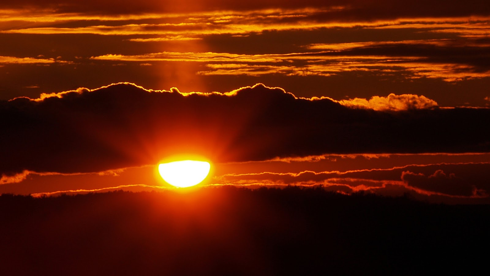 Fotos E Imagens De Foto Nascer Do Sol Em Meio As Nuvens