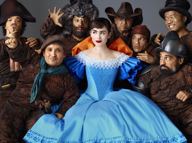 First Trailer For Snow White Film Mirror Mirror (Lily Collins and Julia ...