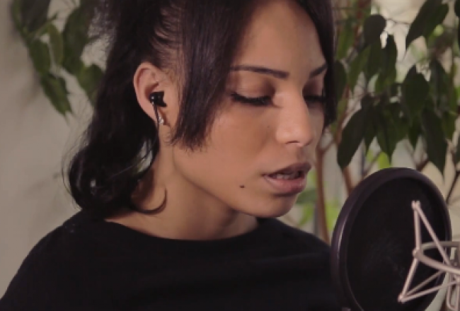 de Megaman: Clean bandit kent Sharna Bass van een workshop