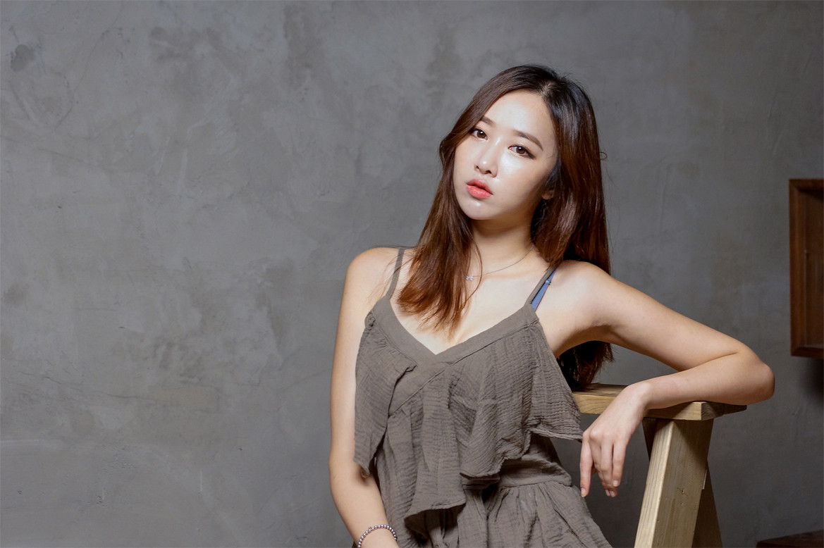 FinlandCar.com: Shin Hae Ri - Elegant And Charming