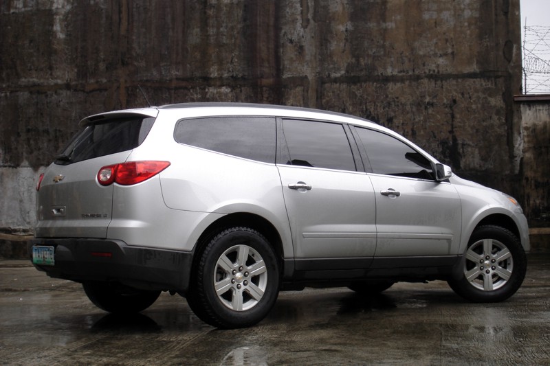 Review: 2012 Chevrolet Traverse LT 2WD | CarGuide.PH | Philippine Car ...
