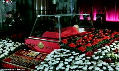 The Dear Dead Leader: Body of Kim Jong Il placed in glass coffin as ...