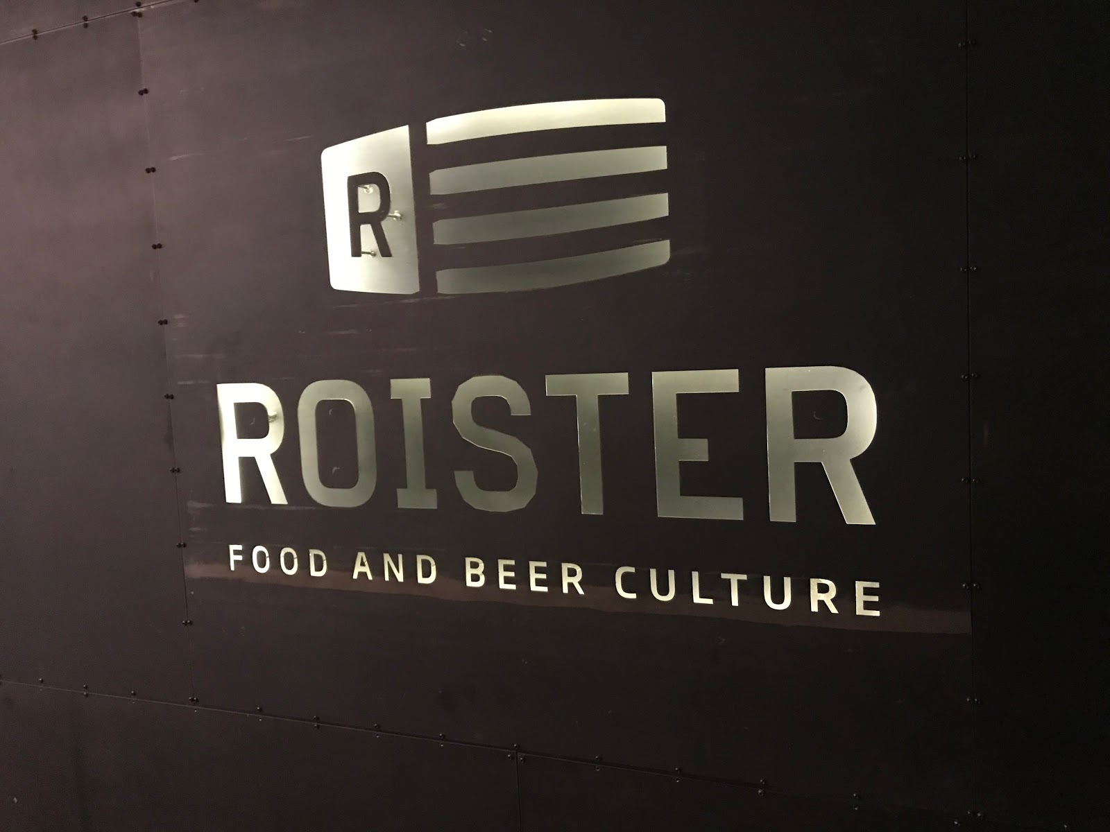 ROISTER: QUE COMIDA, SENHORAS E SENHORES! QUE COMIDA!