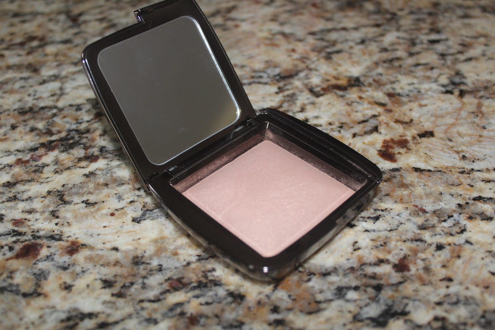 REVIEW: Hourglass Ambient Lighting Powder in Radiant Light