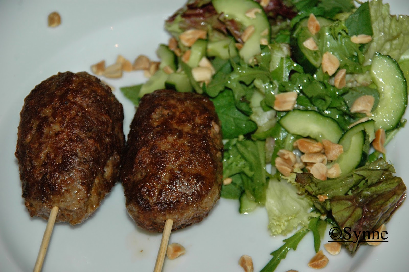 ganske enkelt: Kjøttboller (kebab) på spyd med asiatiskinspirert salat