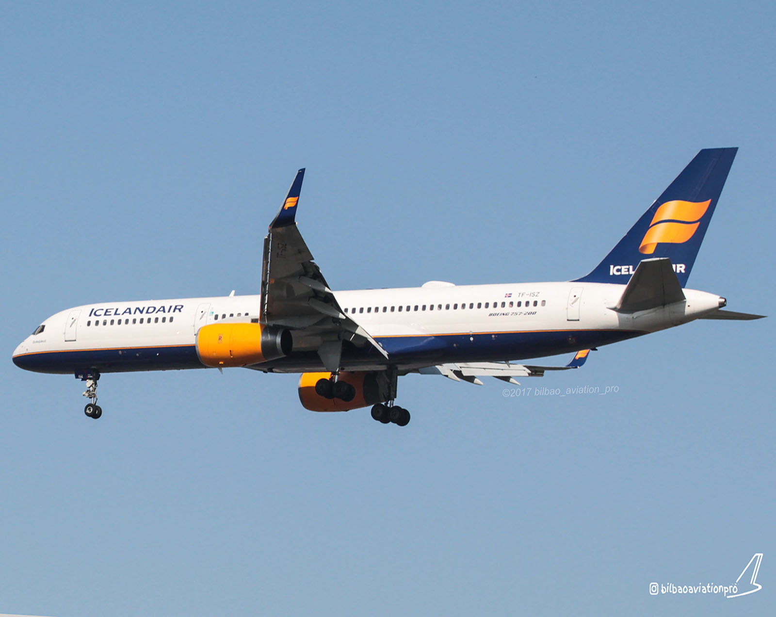 bilbao_aviation_pro: Avistamiento Icelandair Boeing B757-223 TF-ISZ ...