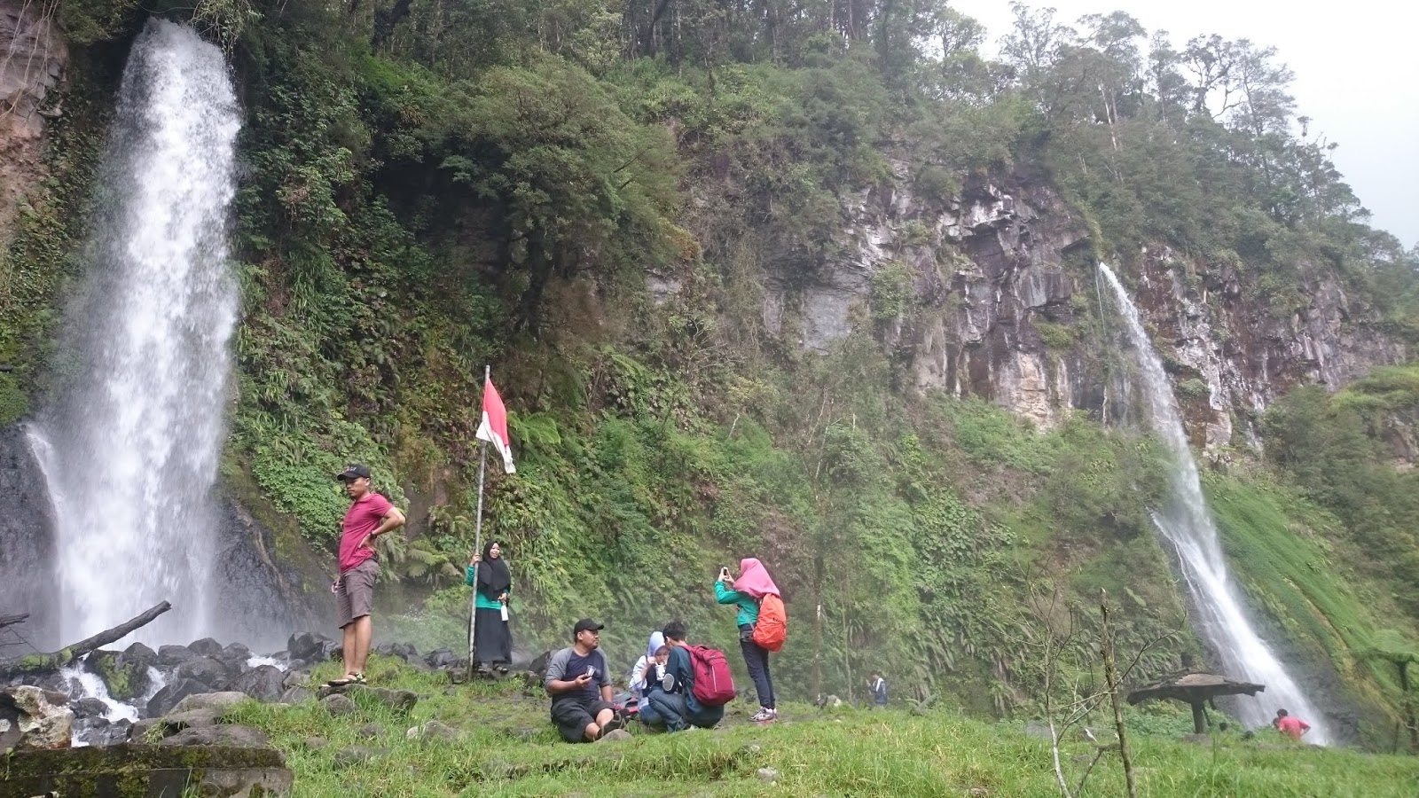 TAKJUB INDONESIA: SEGARKAN TUBUH DI AIR TERJUN CURUG CIBEUREUM CIBODAS