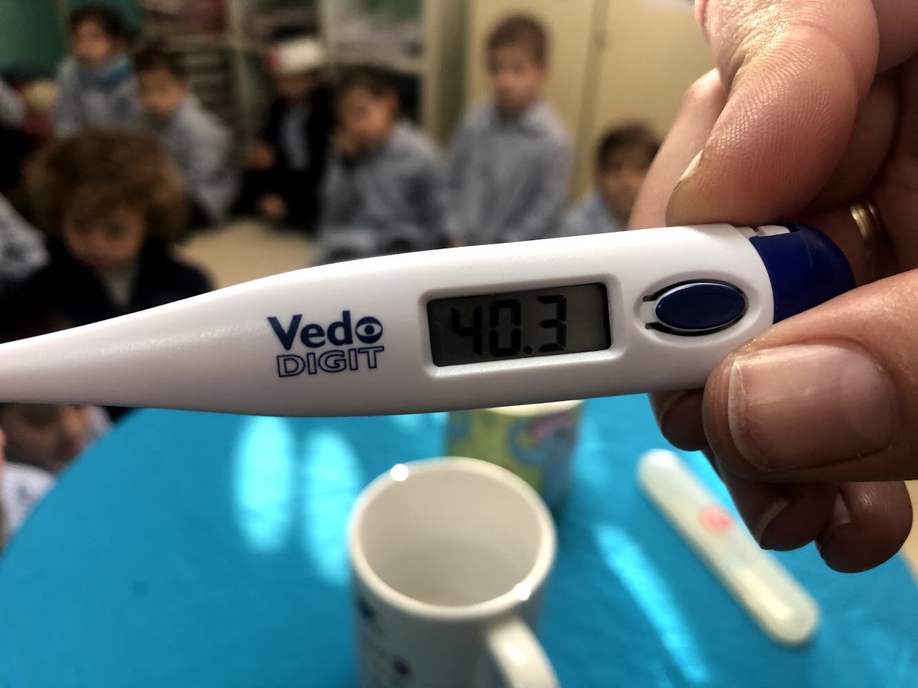 La clase de la seño Nuria: Experimentamos con el termómetro