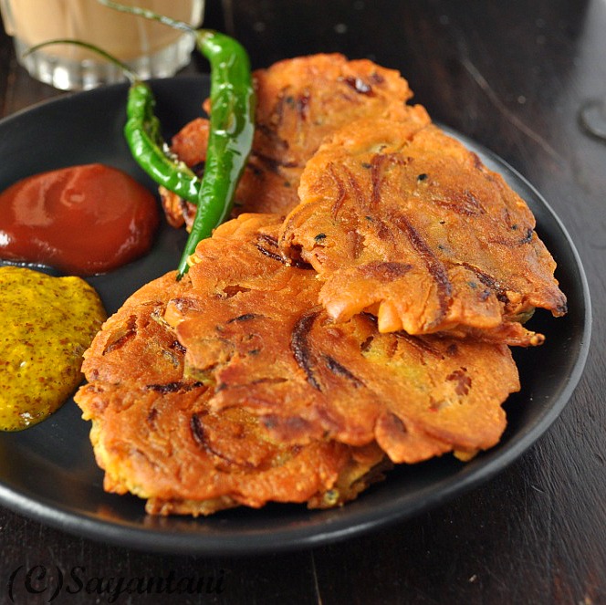 Peyaji (Pyaj ke pakode/ Onion Fritters) - A Homemaker's Diary