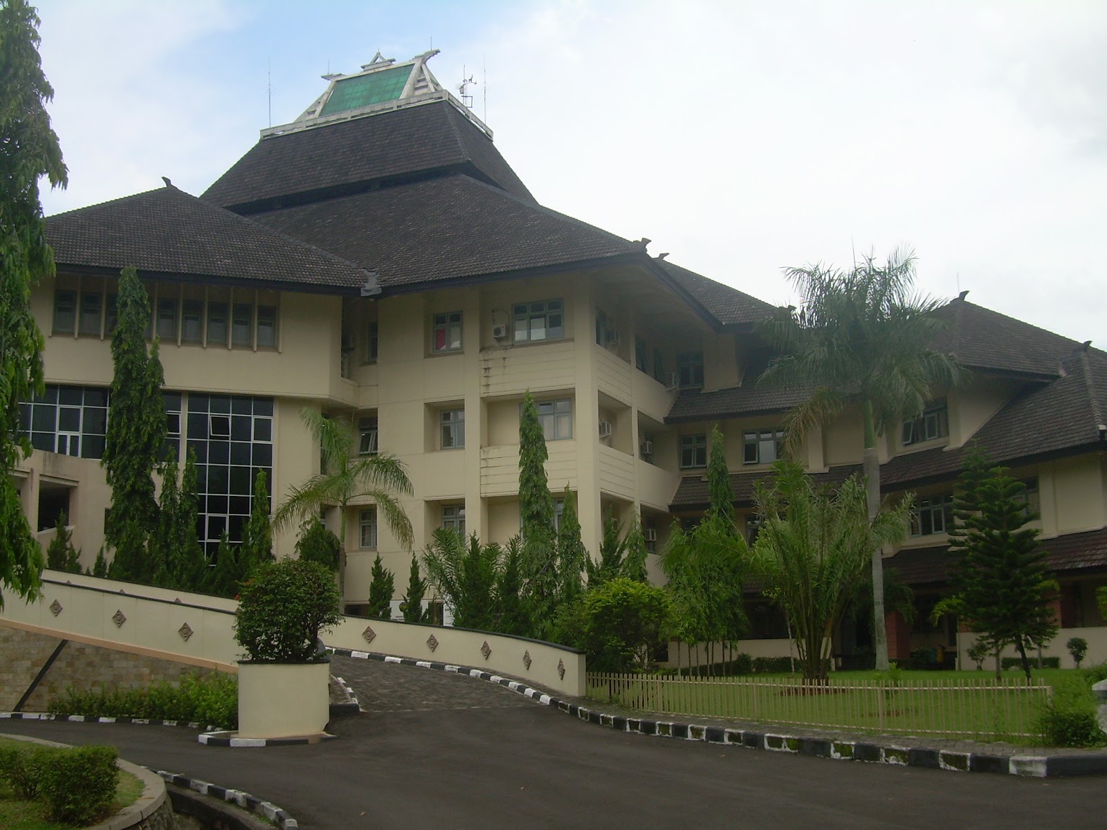 Reza Chandra: Gedung Rektorat Unnes 2010