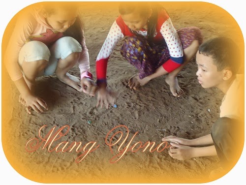 Bermain Kelereng atau Gundu