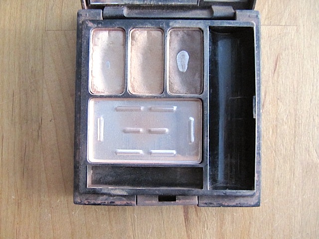 Sew Many Ways...: Thrifty Thursday...Recycled Make-Up Compact Sewing Kit