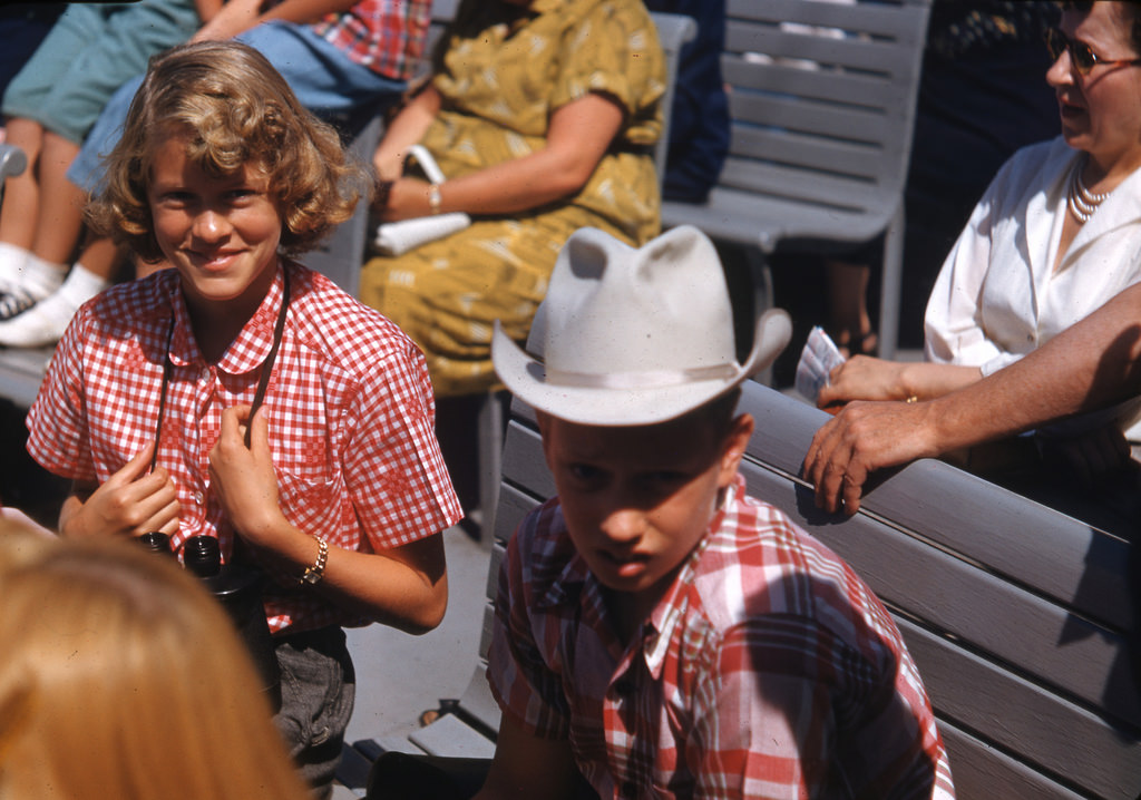 39 Wonderful Color Photos Captured Everyday Life of the United States ...