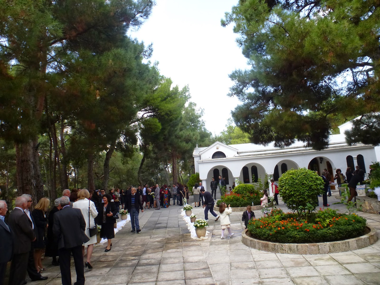ΕΥΧΕΣ ΜΕ ΠΕΤΑΛΟΥΔΕΣ: Γάμος στην Αγία Φιλοθέη στη Φιλοθέη