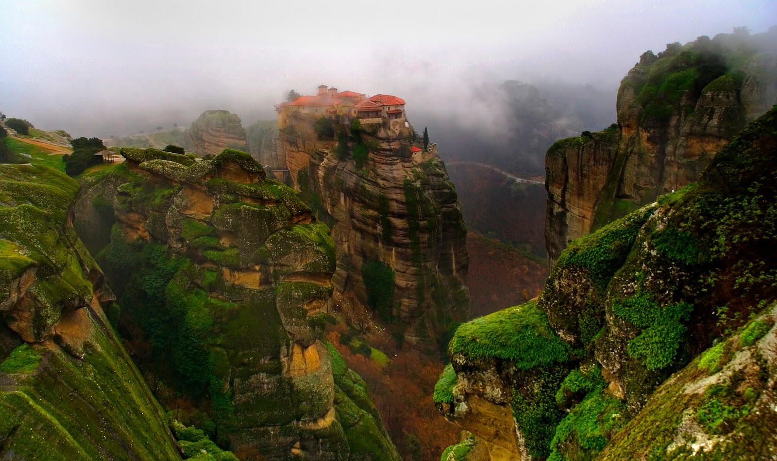 Meteora cliffs monastery in Greece: Most Beautiful Houses in the World