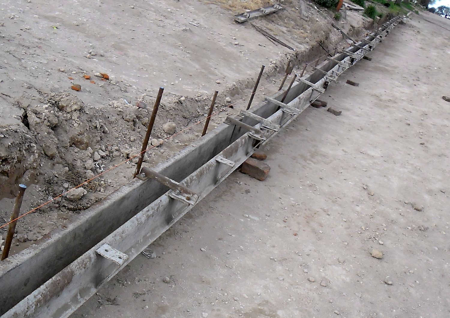 Municipalidad de Caleufú: CONSTRUCCIÓN DE CORDÓN CUNETA EN CALLE MORENO