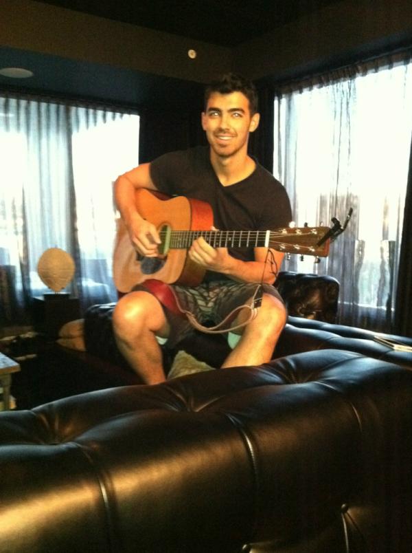 DIA DIA CON LOS JONAS: [FOTO] Nuevas Fotos de Joe Jonas