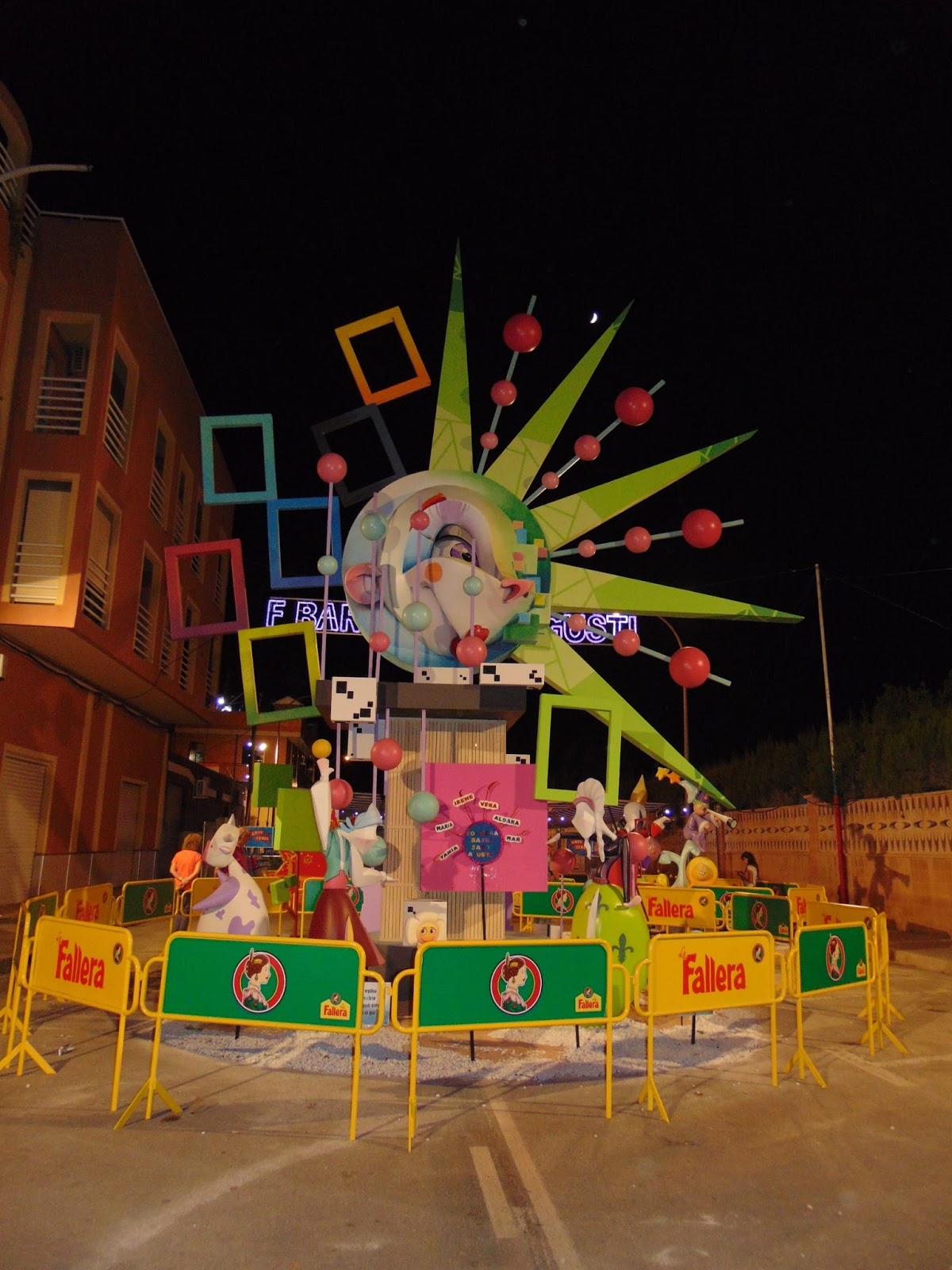 Fotos de Hogueras: Barri Sant Agustí renueva a Daniel Barea