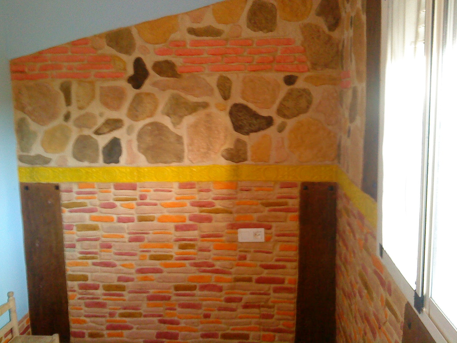 Decoracion de paredes con relieves: Habitacion colorida con relieves