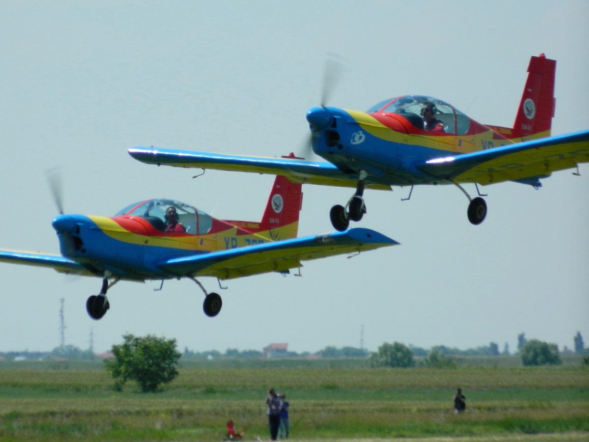 LA MULTI ANI, ROMANIA!: Doua avioane in zbor sincronizat