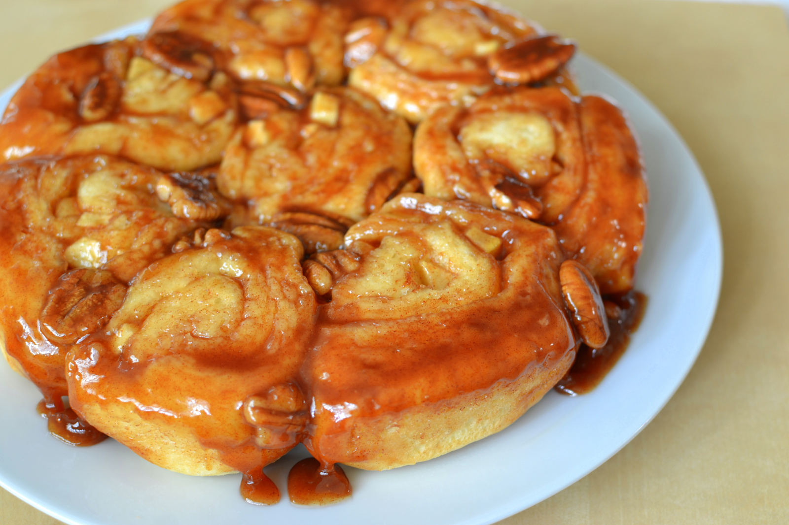 Palavras que enchem a barriga: Sticky Buns de maçã, mel e nozes pecan ...
