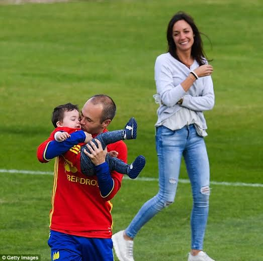 Cute photos of footballers Sergio Ramos, Iniesta and Pedro playing with ...