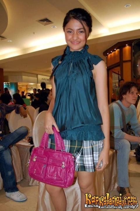 7 Artis ini Tak Malu Pakai Rok Mini di Tempat Umum, Nomor 4 Pendek ...