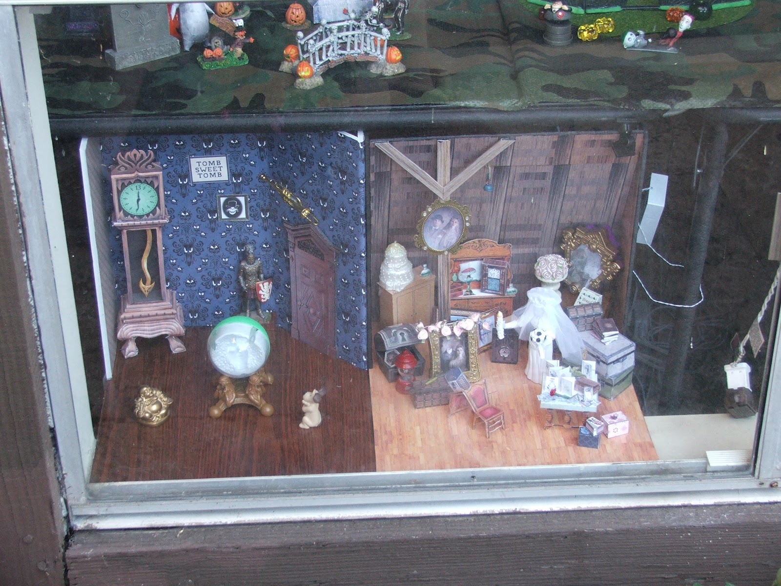 Halloweenables: Disneyland Haunted Mansion Rooms Diorama
