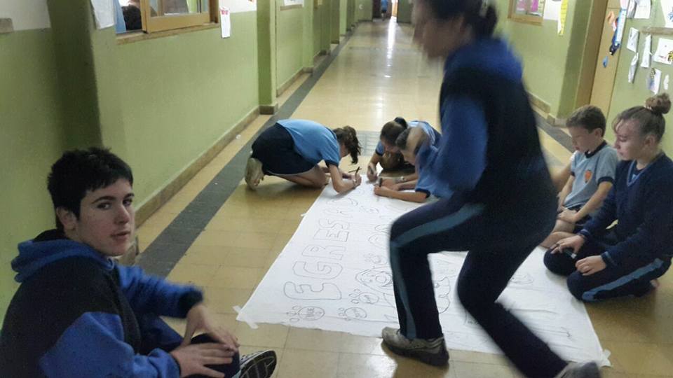 ASÍ VAMOS TRABAJANDO: BANDERA DE EGRESADOS