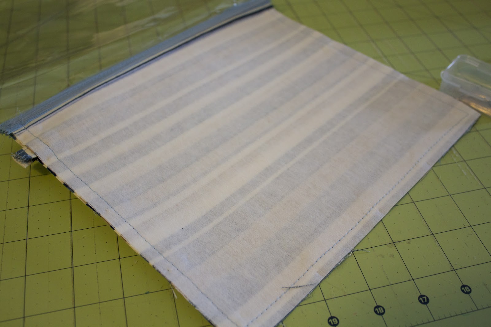 Handmade by Meg K: Vinyl-Lined Makeup Bag {Tutorial}