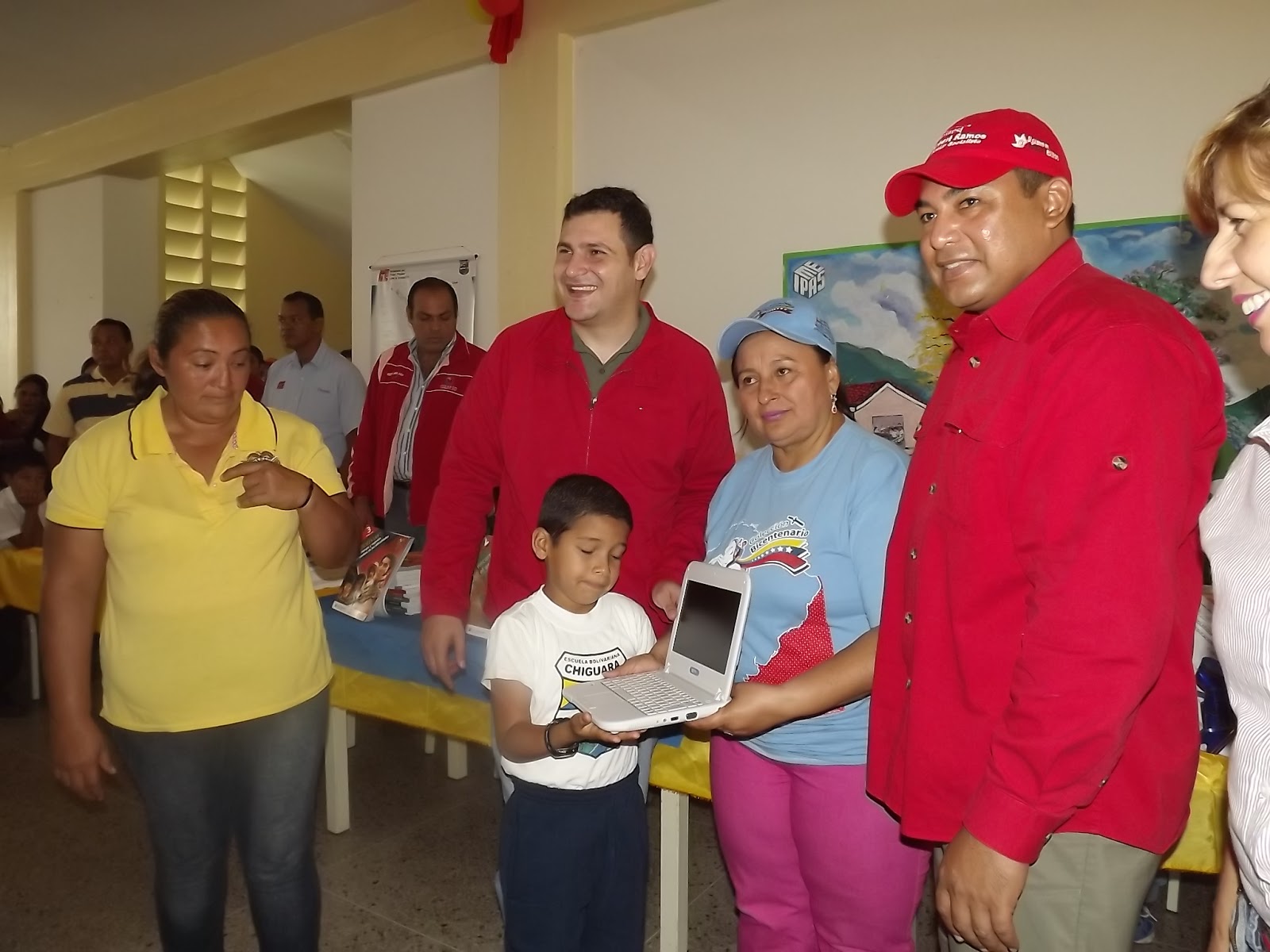 Zona Educativa entrega Canaimas y Colección Bolivariana en Zona ...