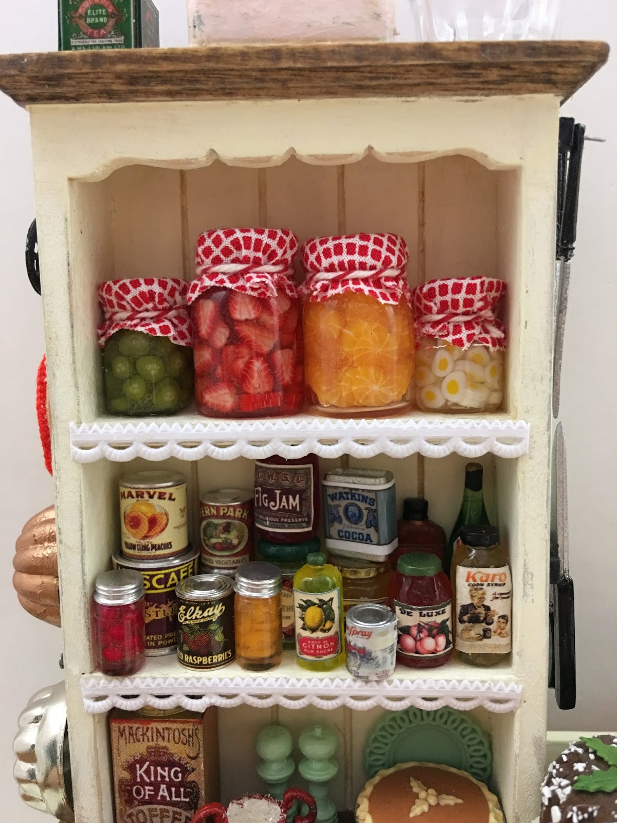 My Miniature Madness: Sweet Christmas Cottage - The Kitchen