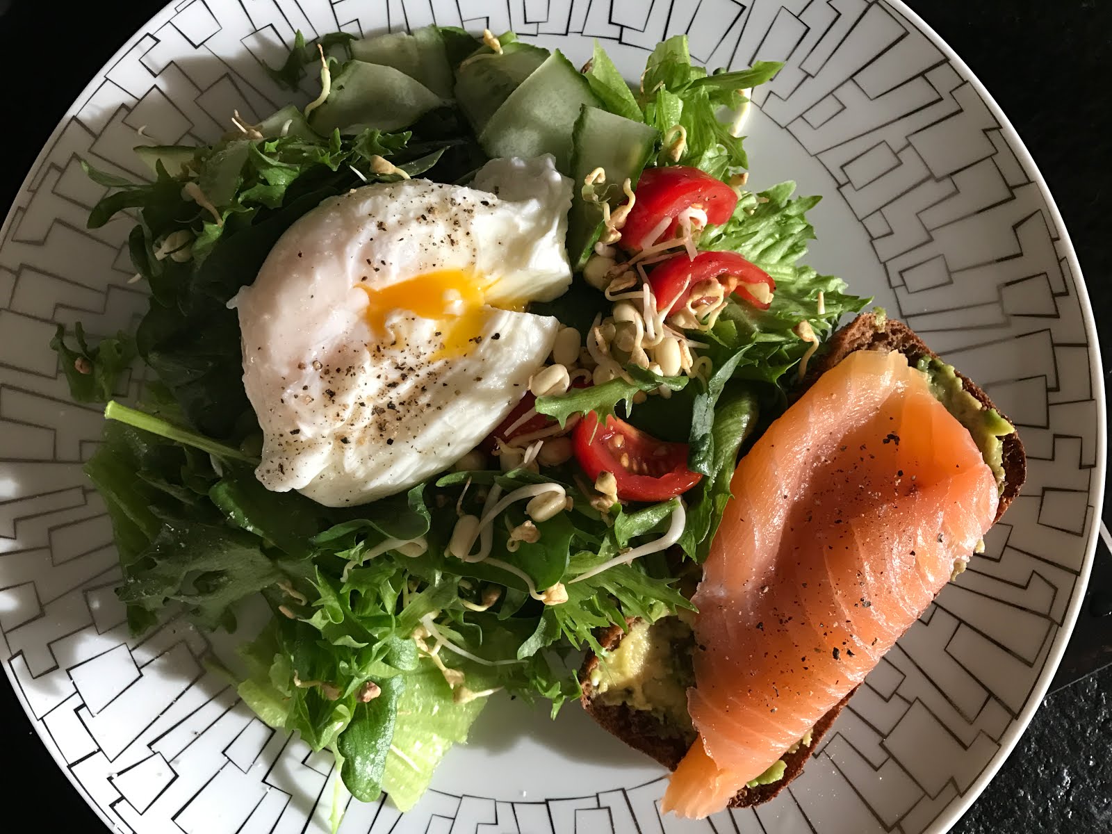 Retseptid: Pošeeritud munad värske salati ja avokaado-külmsuitsulõhe ...